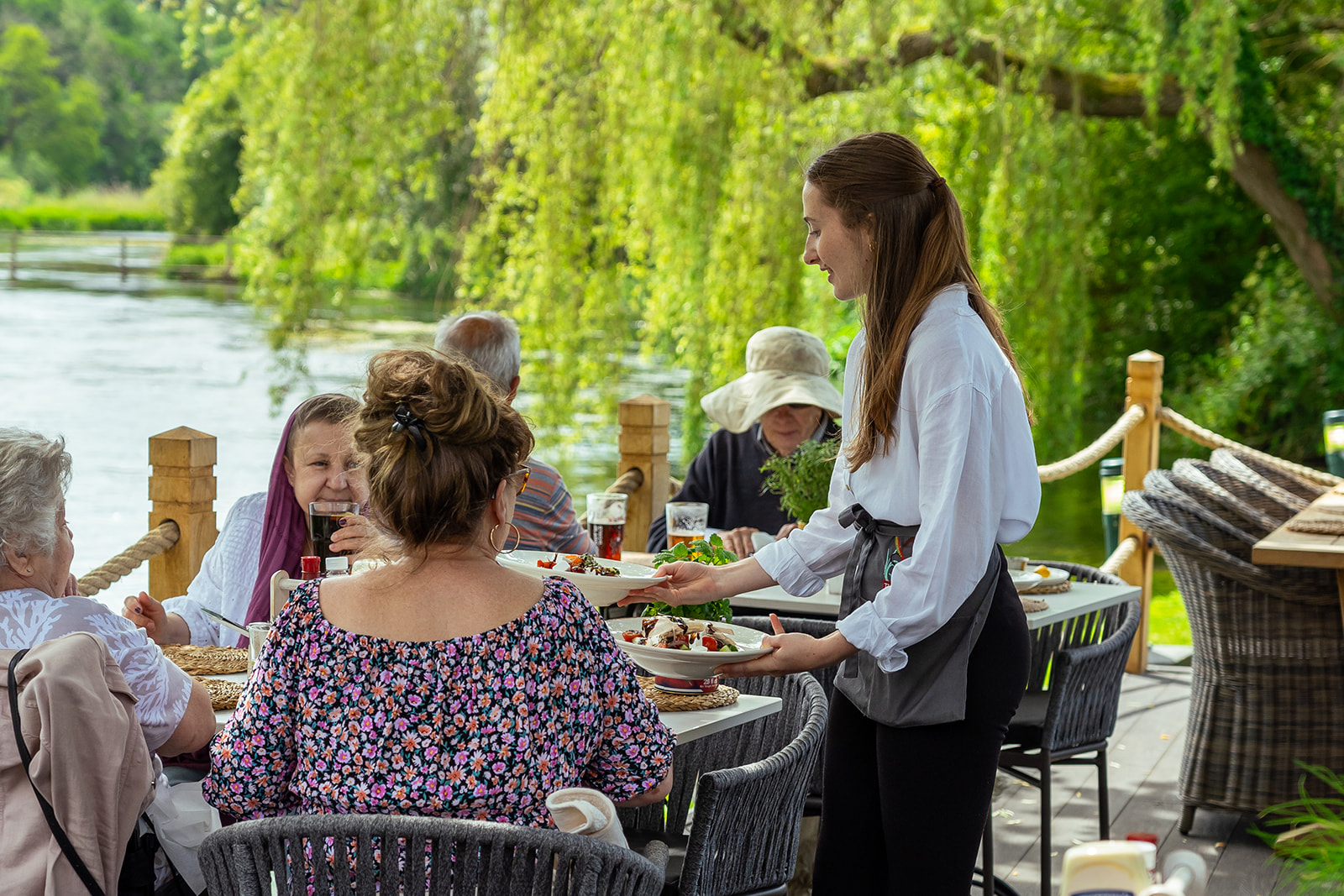 The Mayfly - Fuller's Pub and restaurant in Fullerton, near stockbridge