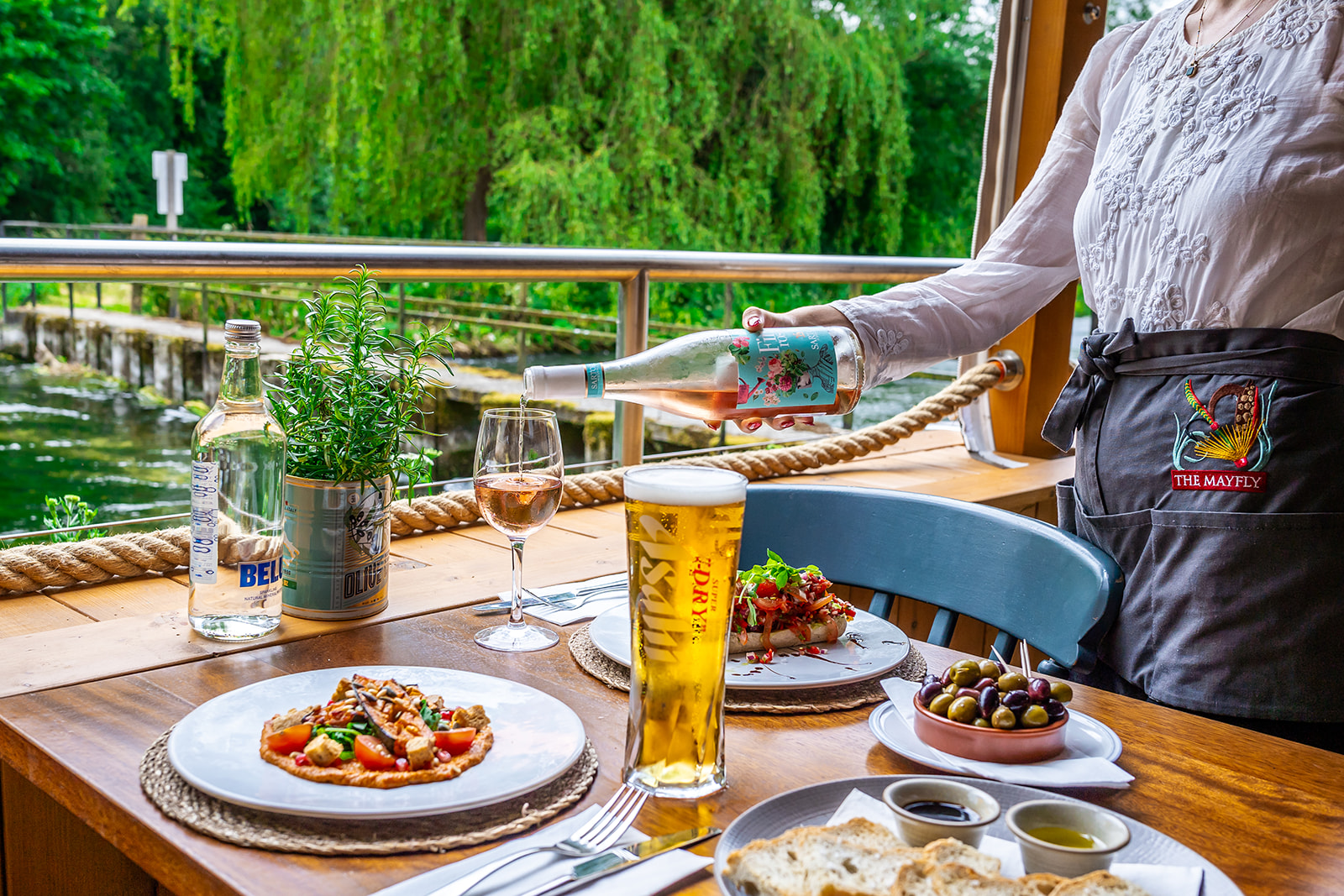 The Mayfly - Fuller's Pub and restaurant in Fullerton, near stockbridge