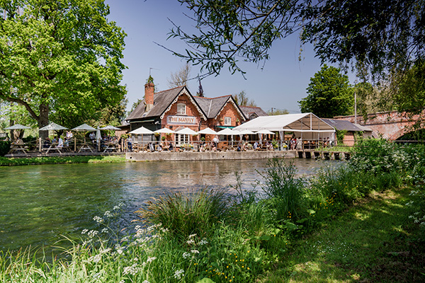The Mayfly - Fuller's Pub and restaurant in Fullerton, near stockbridge